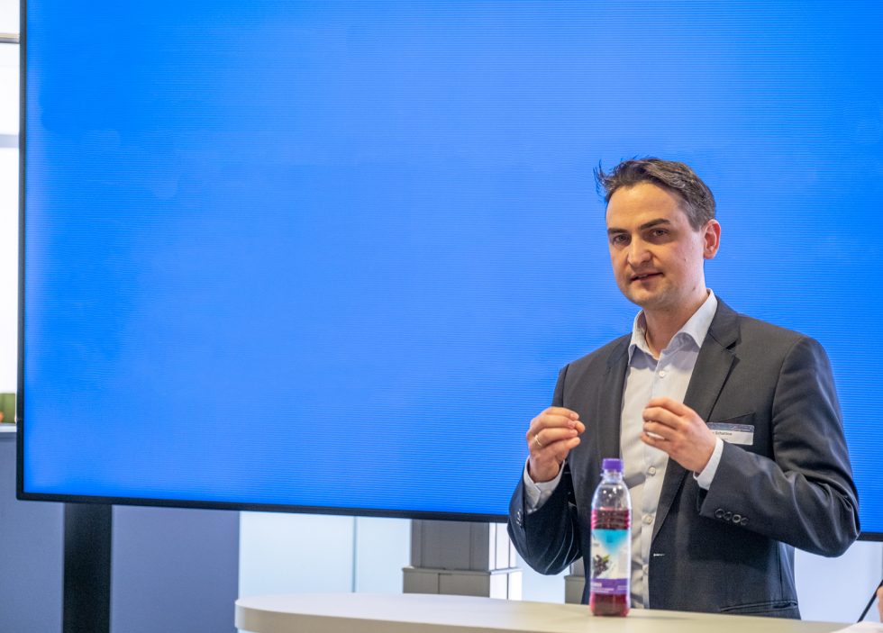 Mehr Würde bei KI: Human Friendly Automation Werte-Charta | humAIn work lab